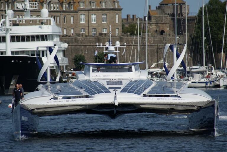 Los mejores paneles solares flexibles para barcos